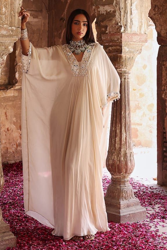 Purpose of Arabs Wearing Kaftans: History & Significance